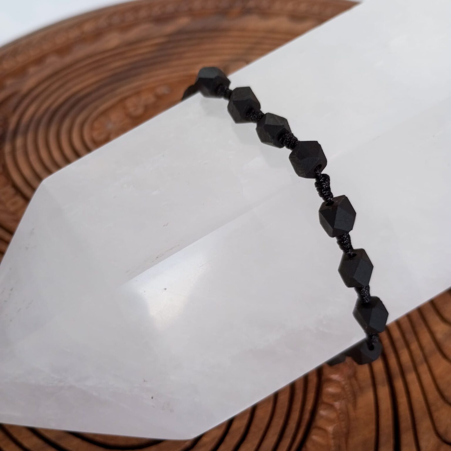 Pulsera Tejida con Piedra Azabache - Okoloko ️ - Piedras, Cristales ...